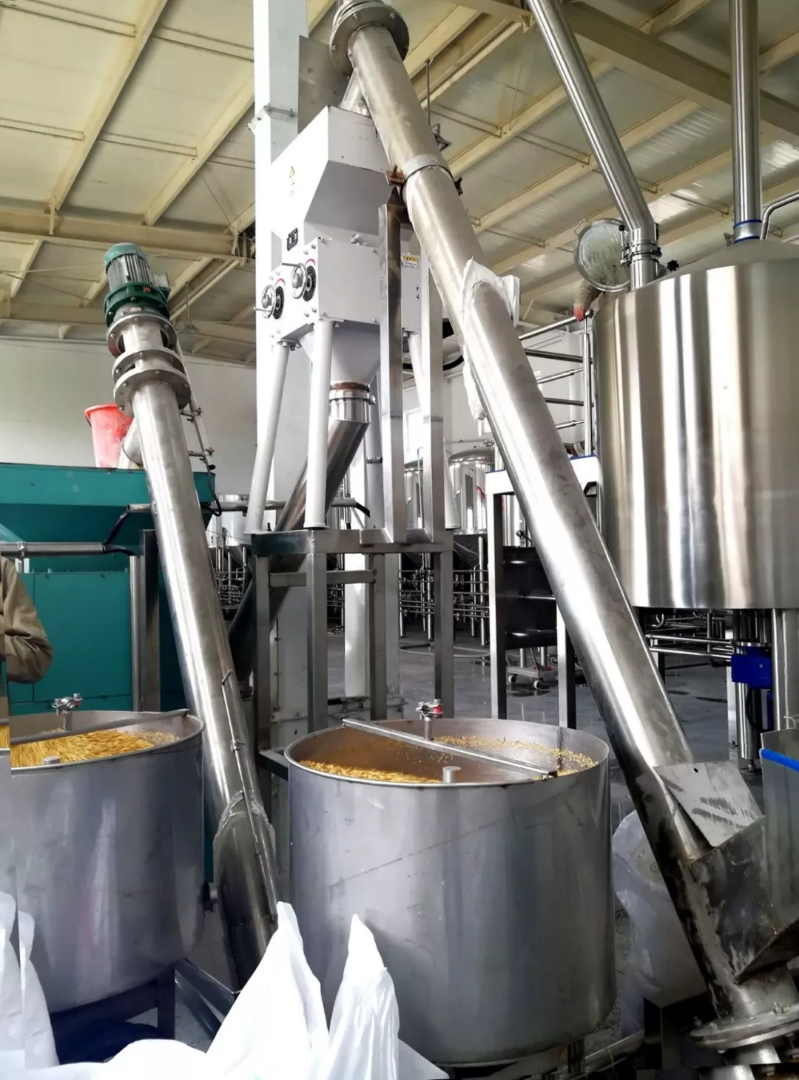Malt grain wetting device and malt conveying system for beer making ...