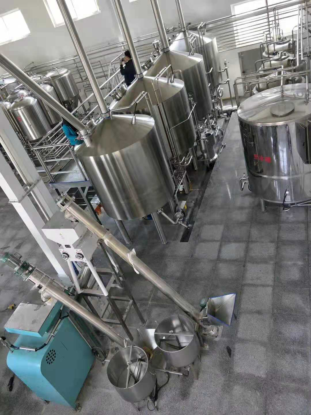 Malt grain wetting device and malt conveying system for beer making ...